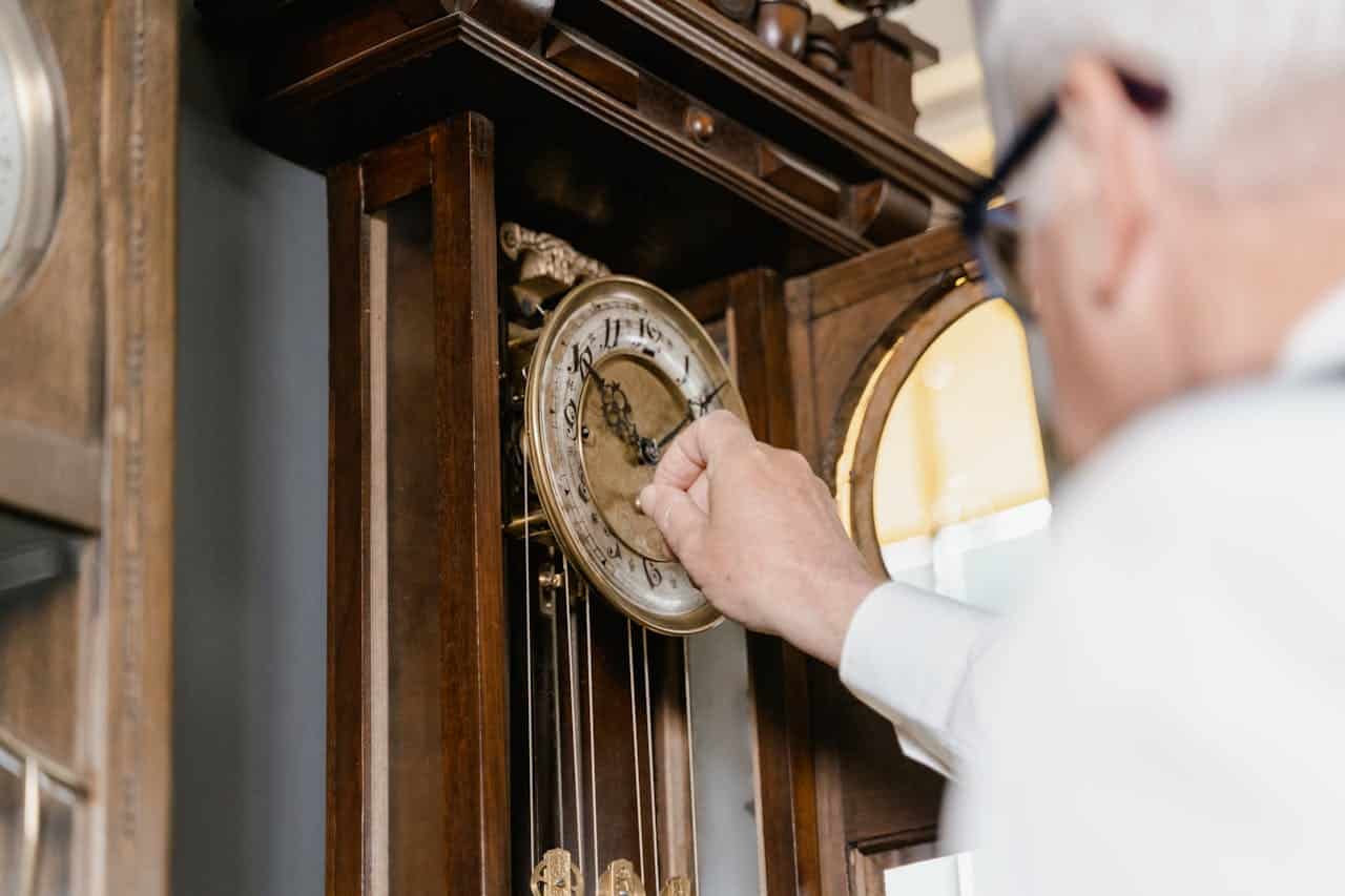 5 Tips for relocating antique clocks to Pompano Beach | Pro Movers Miami